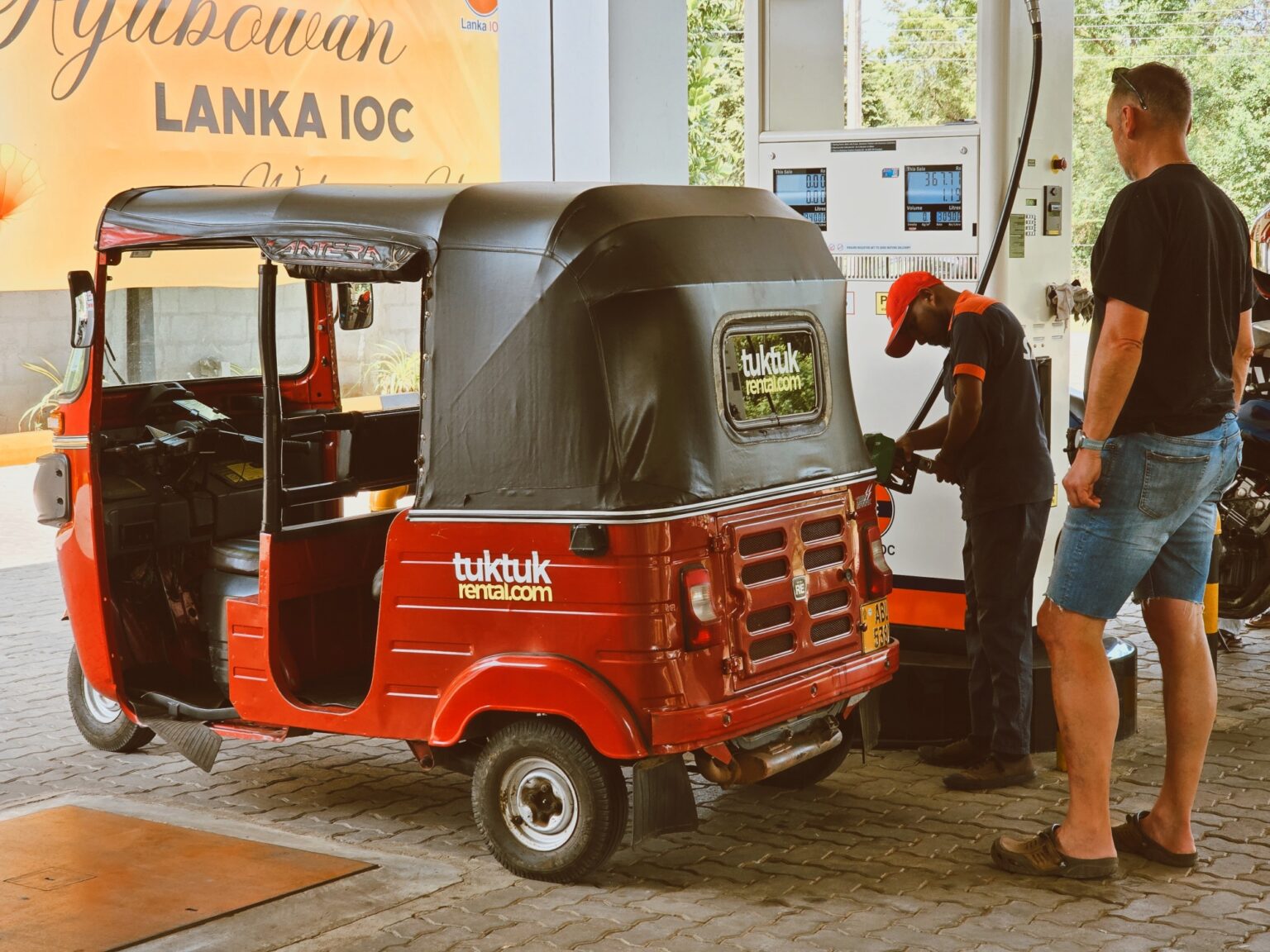 Self Drive in Sri Lanka: The Ultimate Guide to Renting a Tuk Tuk